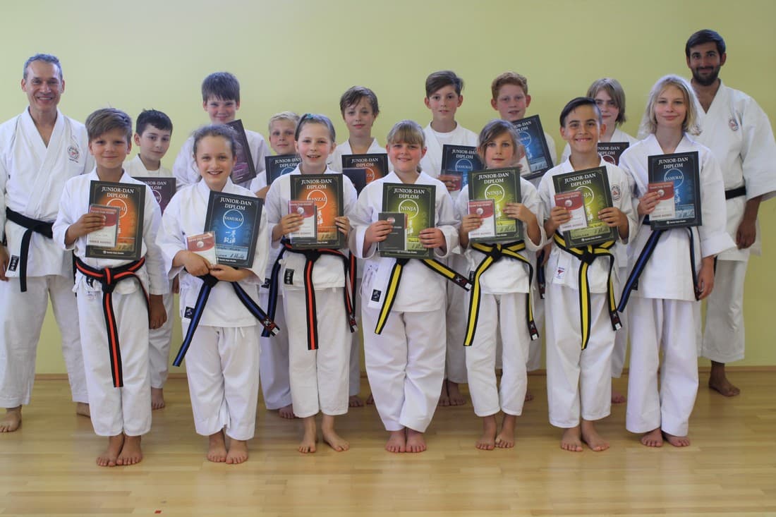 Junior-Dan Prüfung Kinderkarateschule Hamid Khatibi