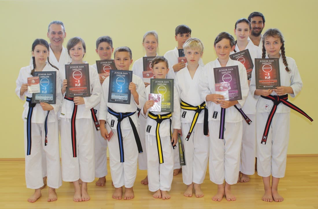 Junior-Dan Prüfung Kinderkarateschule Hamid Khatibi